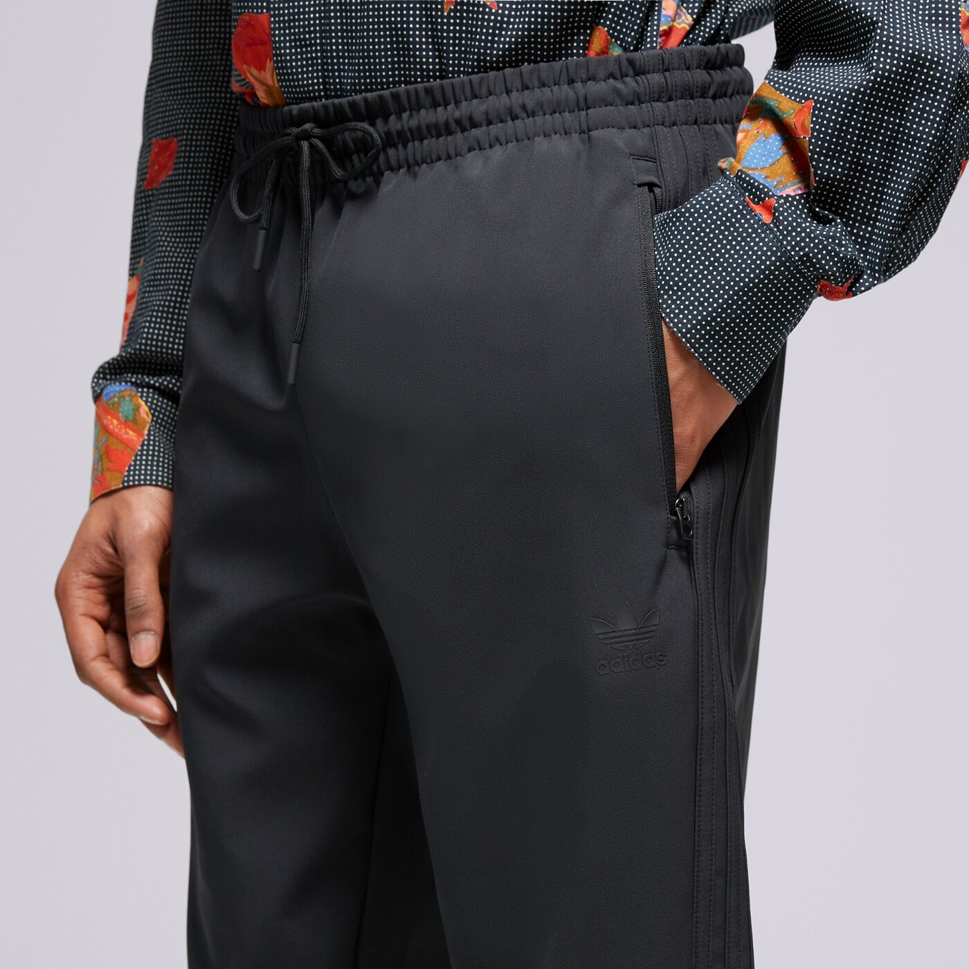 ADIDAS NOHAVICE SST TP IM9880 | farba čierna | Módne Nohavice. Muži ...