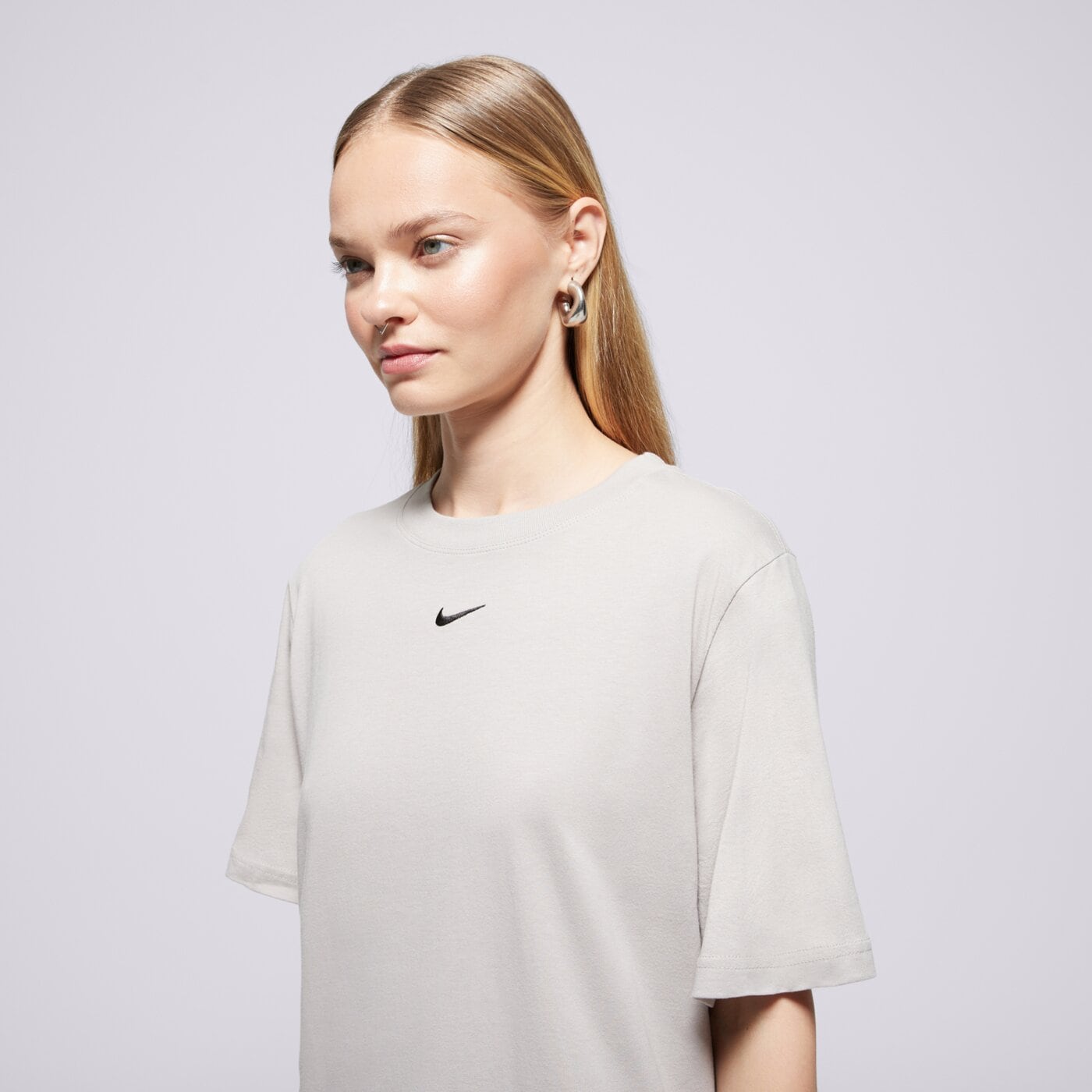 NIKE TRIČKO W NSW TEE ESSNTL LBR FD4149-009 | farba SIVÁ | Módne Tričká ...