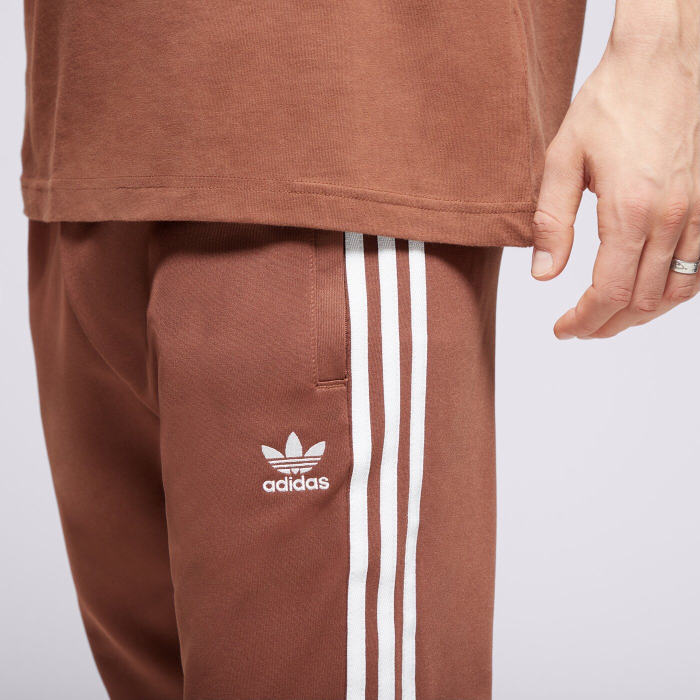 ADIDAS NOHAVICE SST TP IY9866 | farba HNEDÁ | Módne Nohavice. Muži ...
